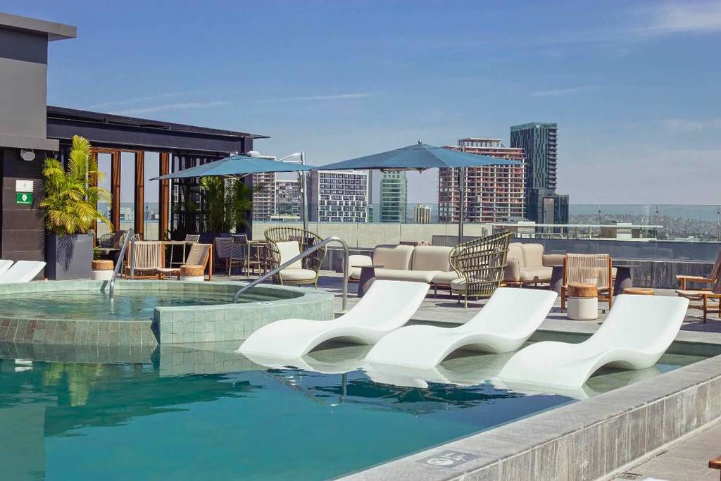 6 rooftops con alberca para disfrutar Guadalajara desde las alturas