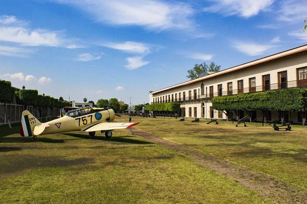 El museo secreto de Guadalajara con aviones, helicópteros y tanques que ...