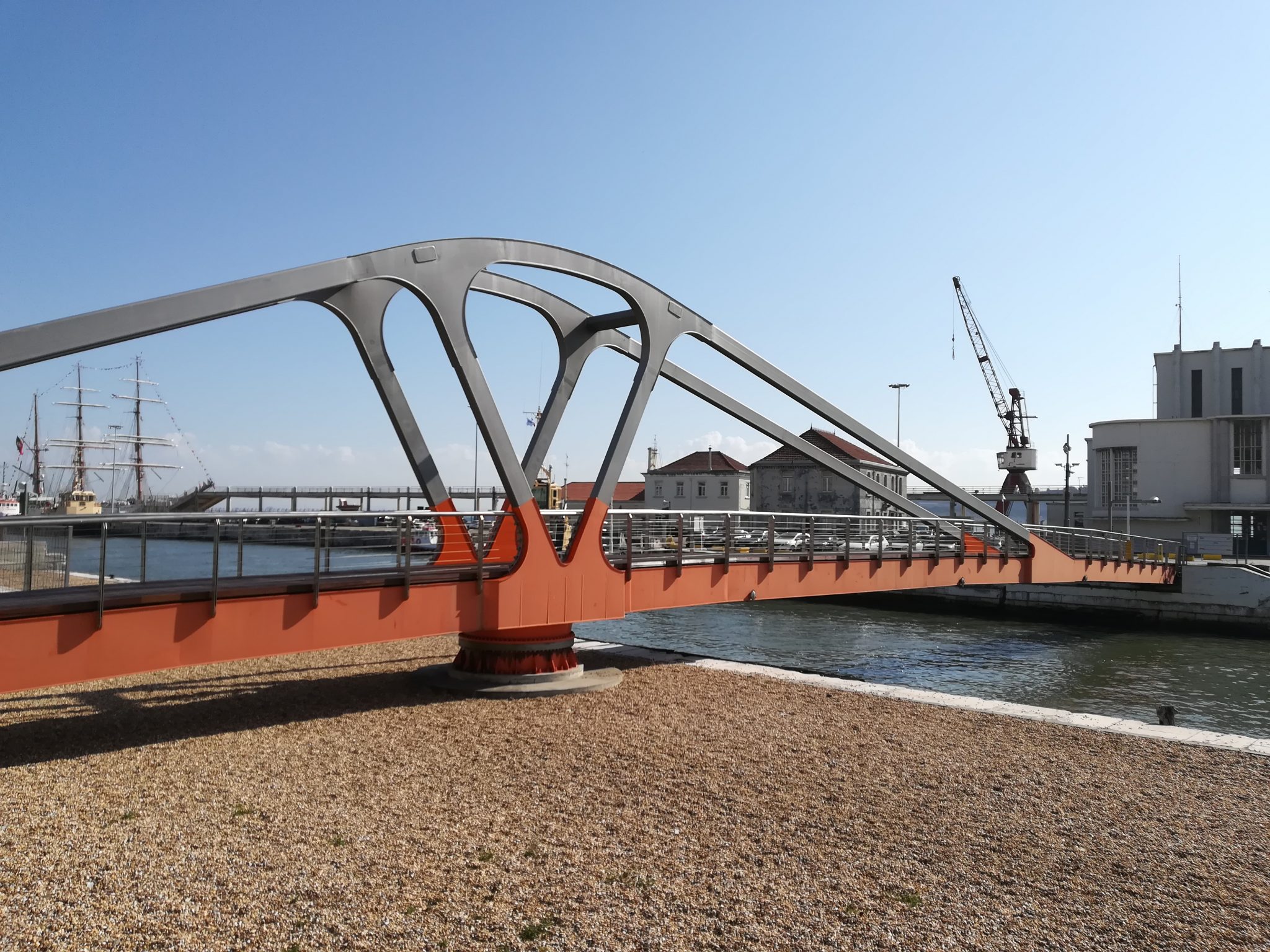 Ponte móvel da Rocha Conde de Óbidos: desde 1927 a ver passar navios