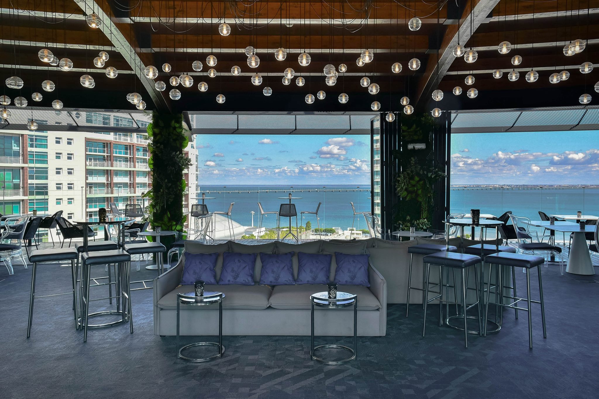 Começaram os sunsets neste rooftop incrível do Parque das Nações