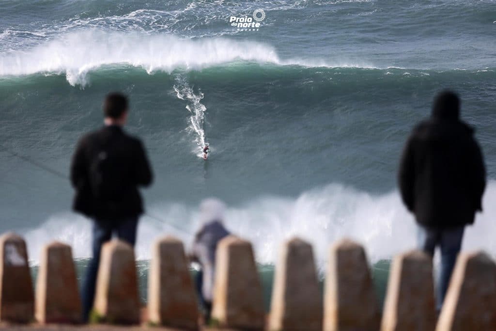 Ondas gigantes na Nazaré: abriu janela de espera