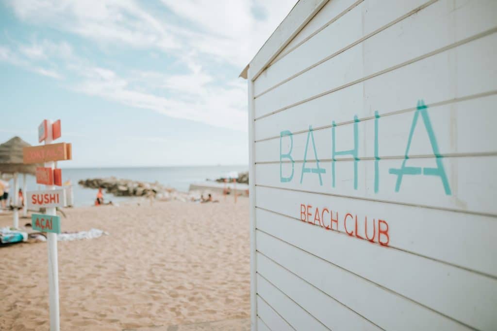O Bahia Beach Club fica junto à praia, e está mais trendy e divertido ...