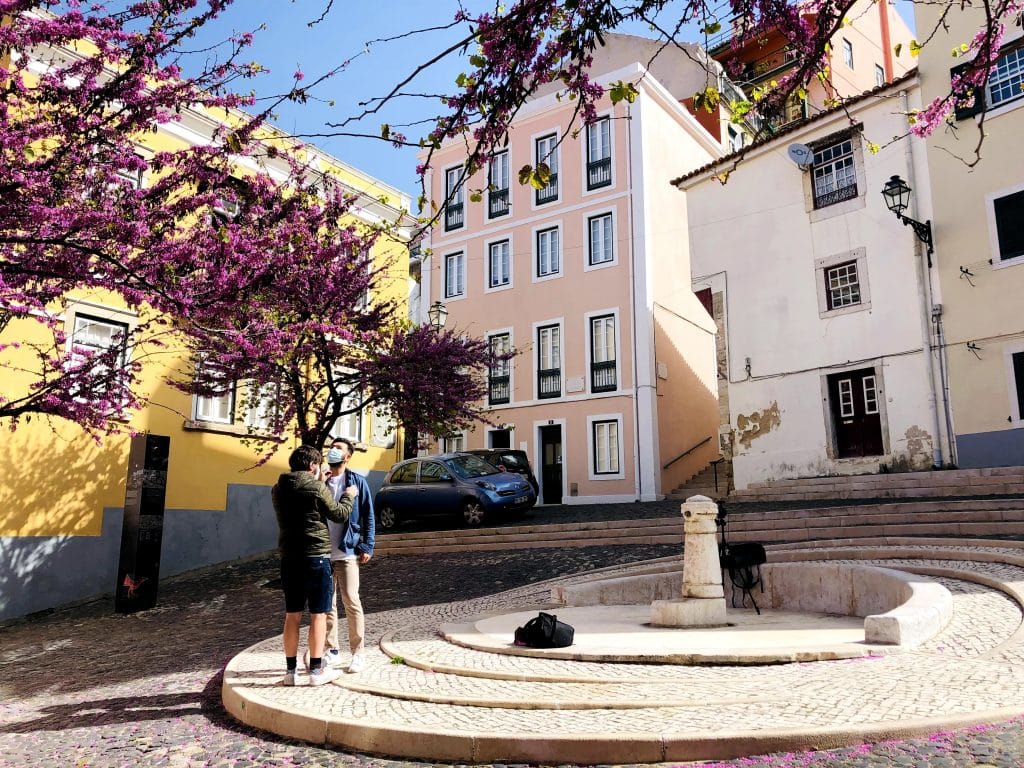 O bairro da Mouraria, pela lente de Jorge Rocha, mais conhecido por @o ...