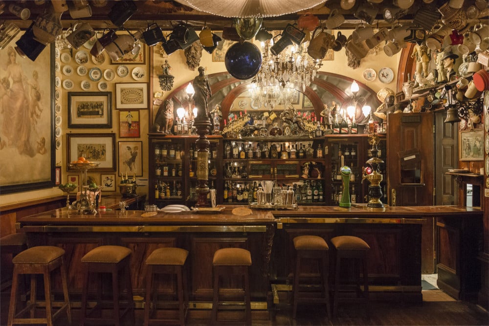 Pavilhão Chinês, um dos bares mais peculiares em Lisboa