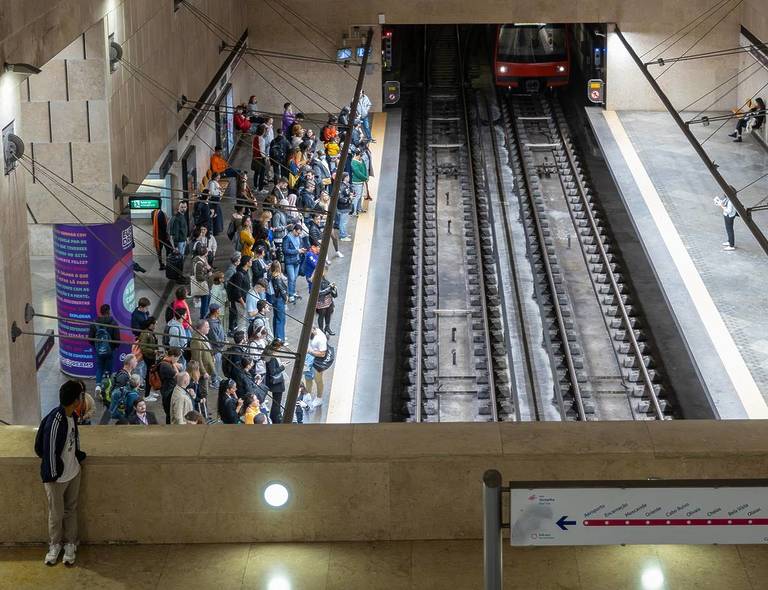 Metro strike delays opening doors to all passengers: only starts ...