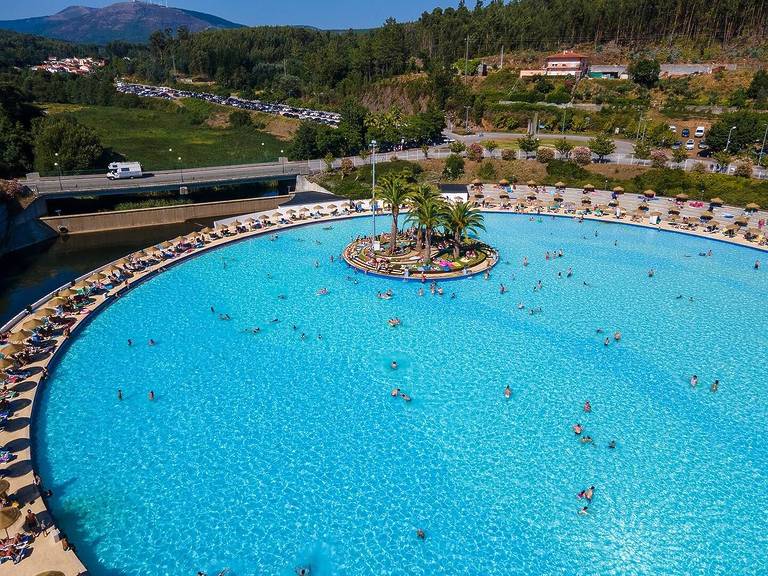 Praia das Rocas: esta é a maior piscina de ondas de Portugal