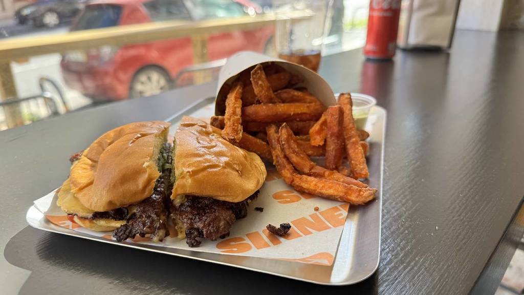 Smash burgers, the most appetizing way to eat hamburgers