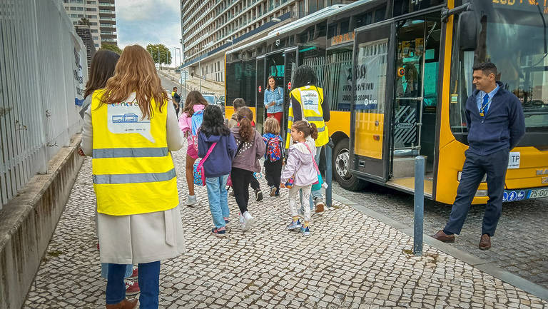 O transporte escolar gratuito “Amarelo” regressou a Lisboa e tem cada ...