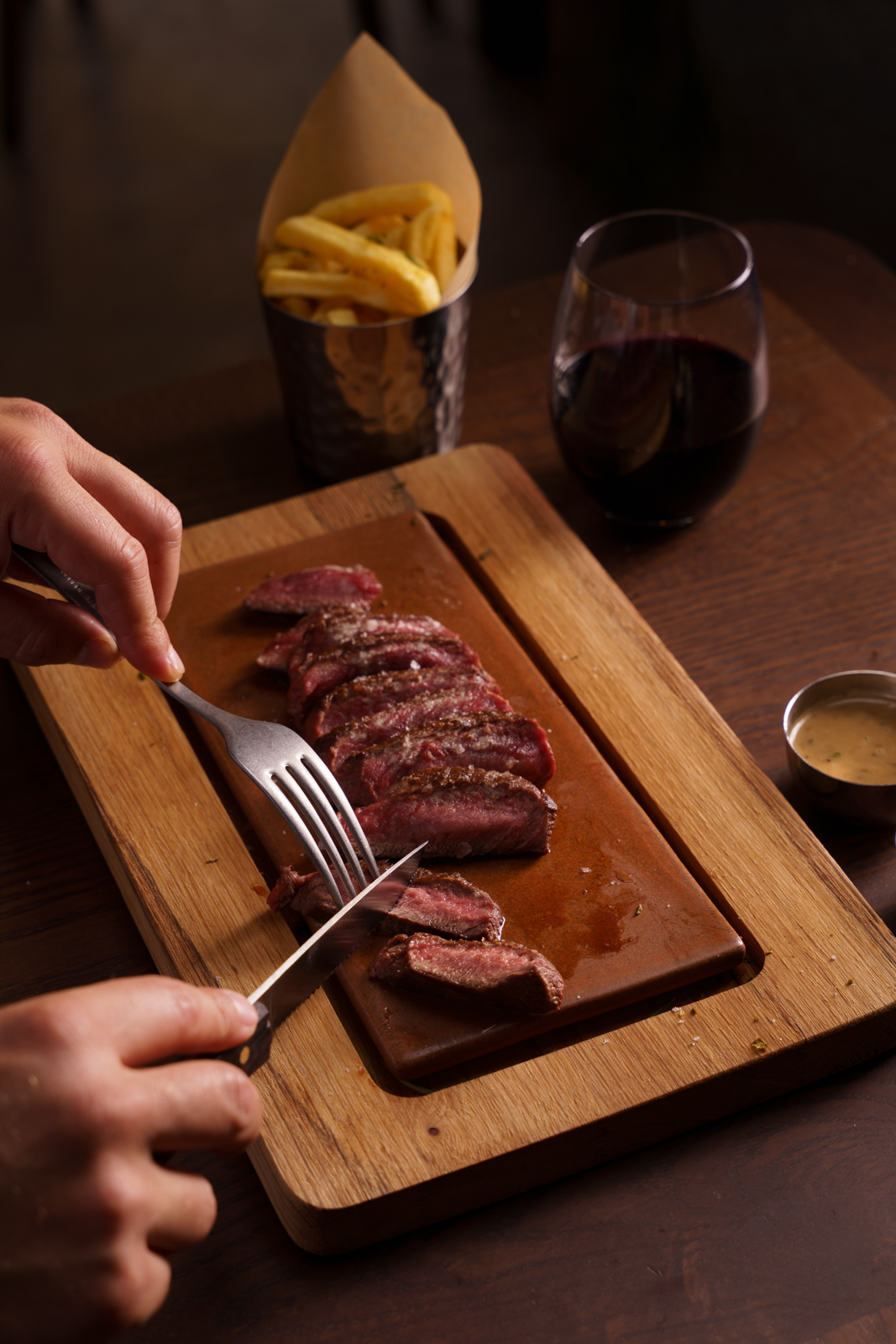 Já provámos o bife mais popular do Cais do Sodré, no restaurante que só ...