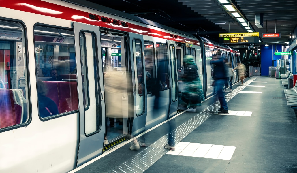 La ligne D du métro se transforme en galerie d'art numérique