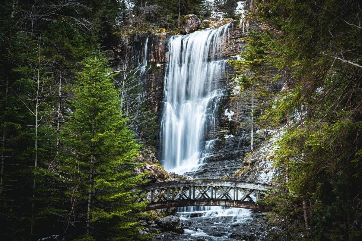 Just 1h30 from Lyon, this little-known site with its many waterfalls ...