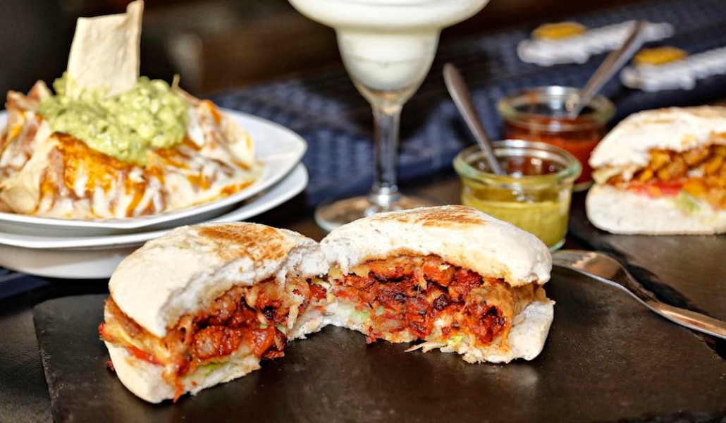 ¿Aún no has probado las tortas mexicanas de DF Bar?