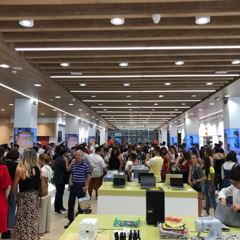 La apertura de la tienda física de AliExpress desata la locura en Madrid