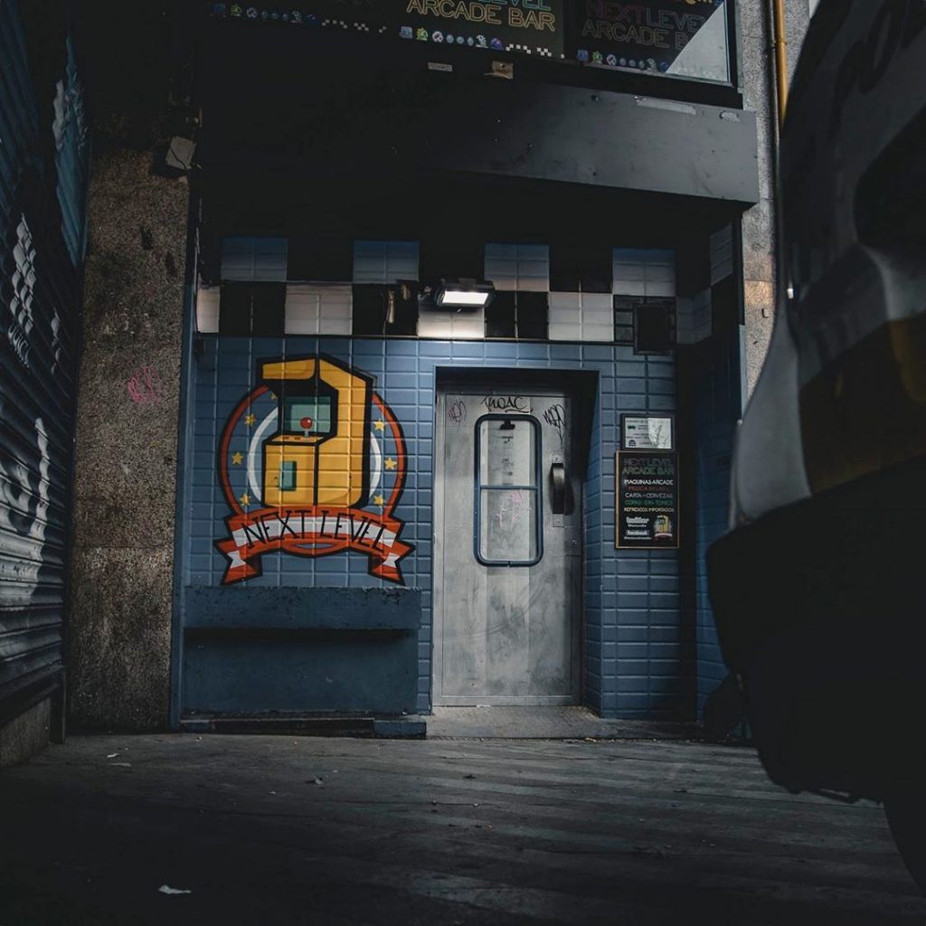 Arcade Bar: en este bar puedes jugar a máquinas de recreativos ...