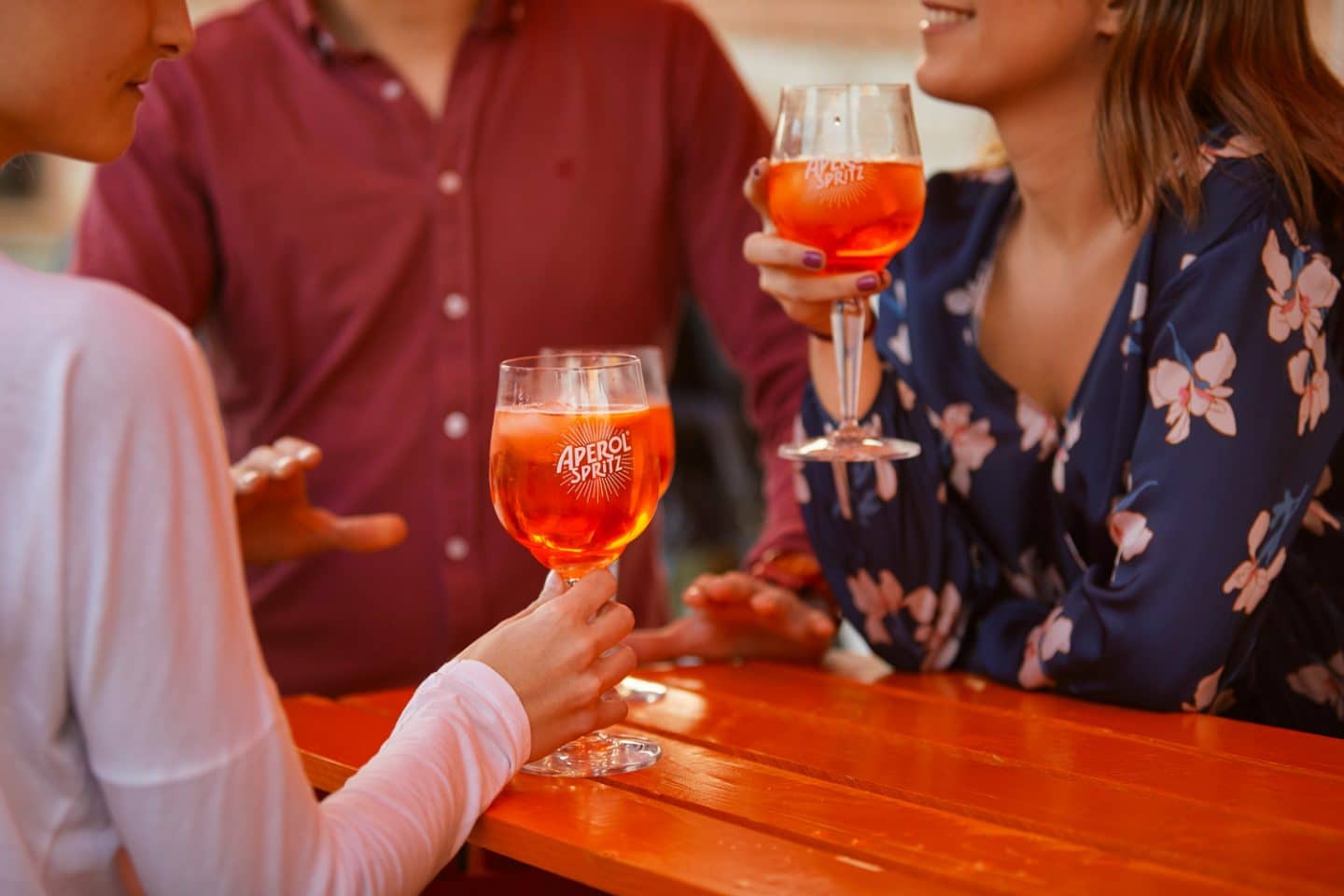 Disfruta de un brunch que combina la mejor música con una copa de ...