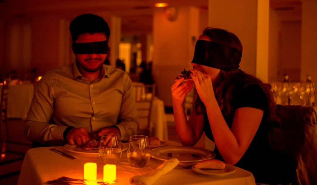 ‘Dining in the Dark’: una cena a oscuras para poner a prueba tus ...