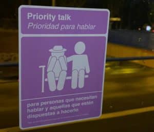'Priority Talk': las pegatinas moradas que han aparecido en el metro