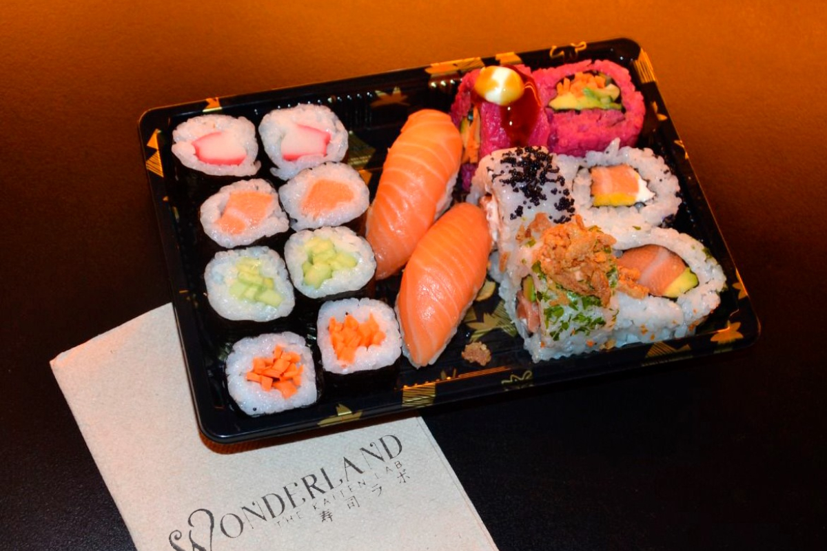 El restaurante que regala 500 bandejas de sushi