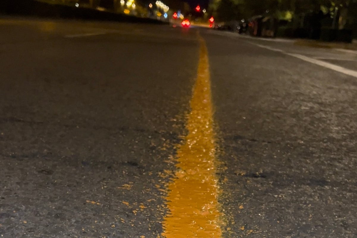 ¿Qué es la línea naranja que ha aparecido en el asfalto madrileño?