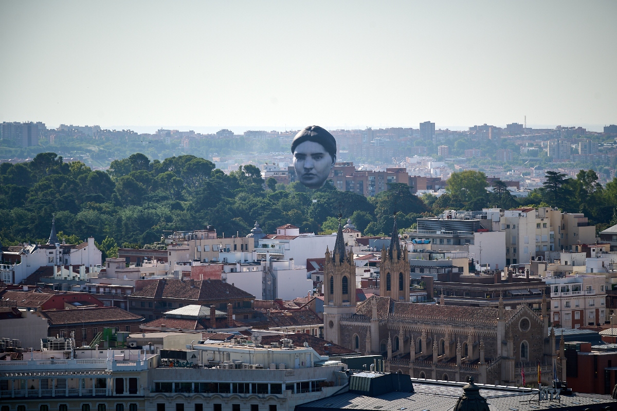 La gran cabeza flotante que ya se puede ver en el cielo de Madrid