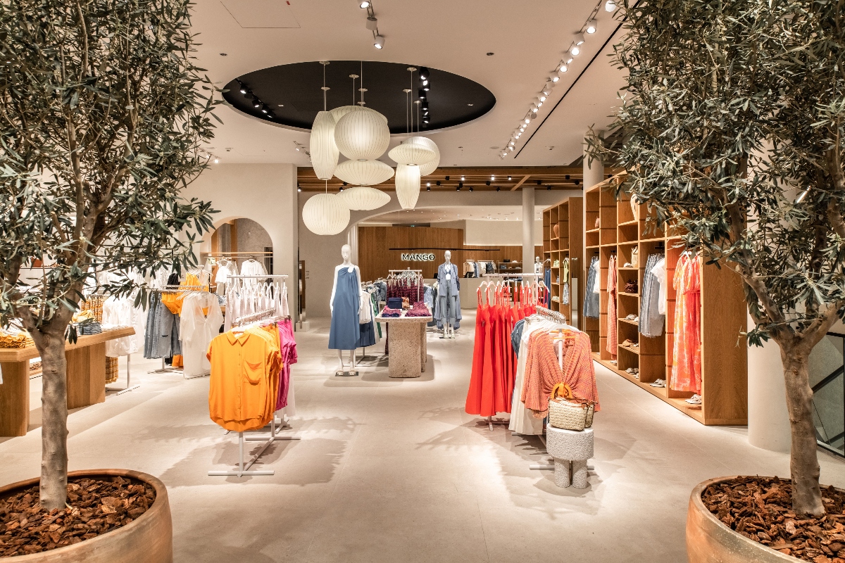 La competencia de Inditex en plaza de España: Mango abre una tienda ...