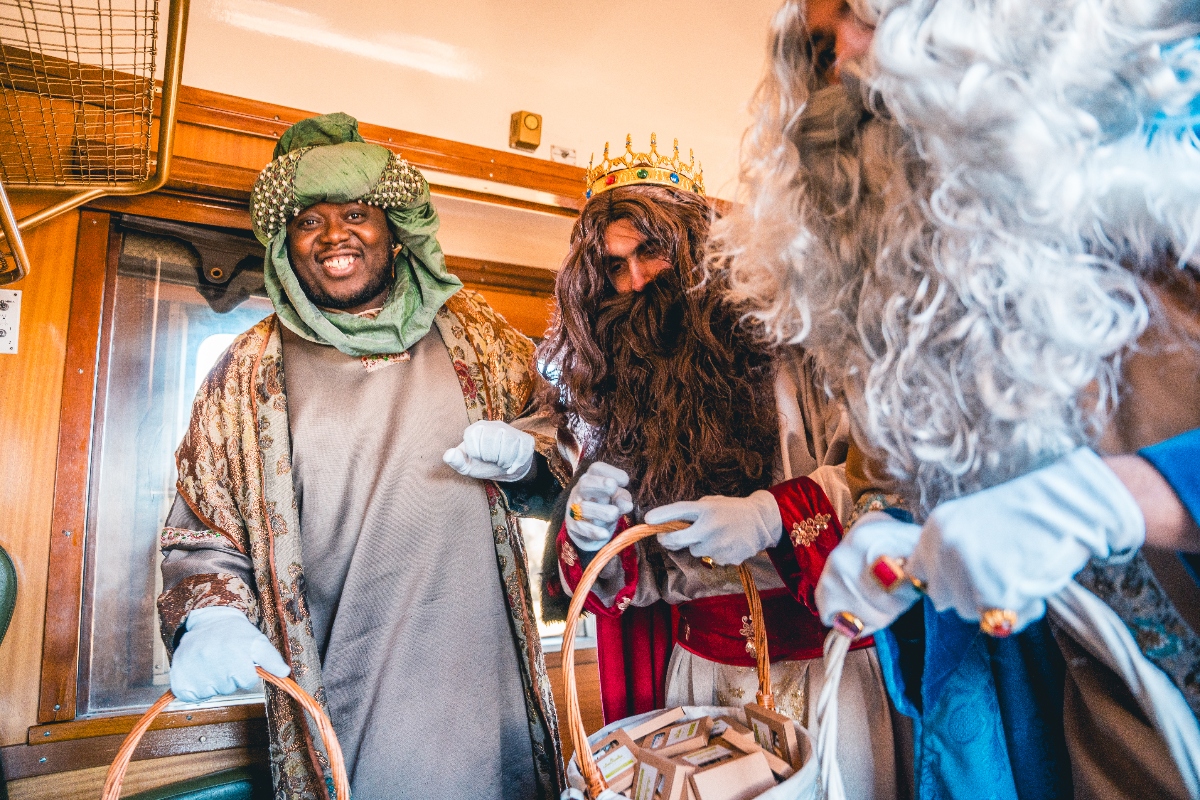 Pintacaras, magos y regalos en este tren de los Reyes Magos