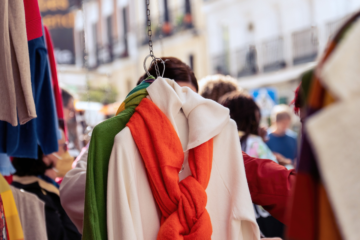Mercadillo de Aluche, el rastrillo con ropa de marca desde 1€ o 2€