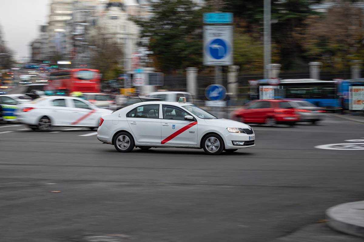 The curious origin of the red stripe on Madrid cabs