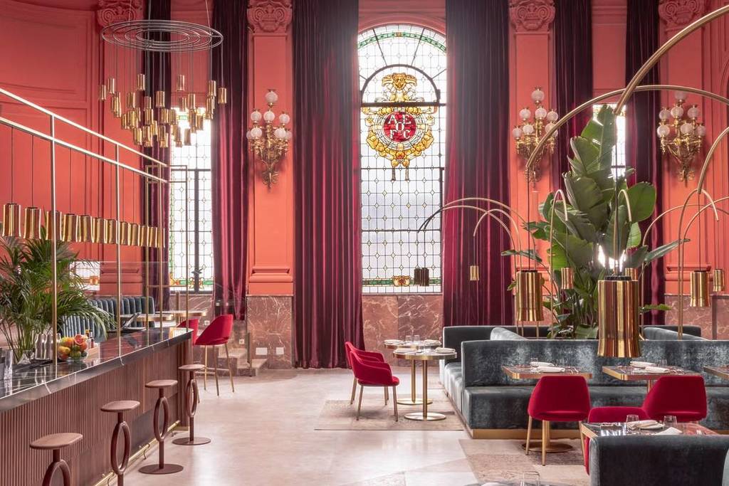 It competes to be one of the most beautiful restaurants in the world ...