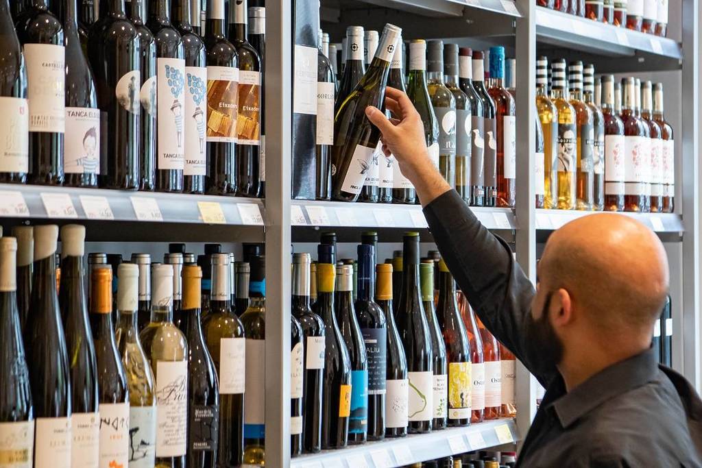 Botellas de vino con un 60 % de descuento: el outlet de vinos que se ...