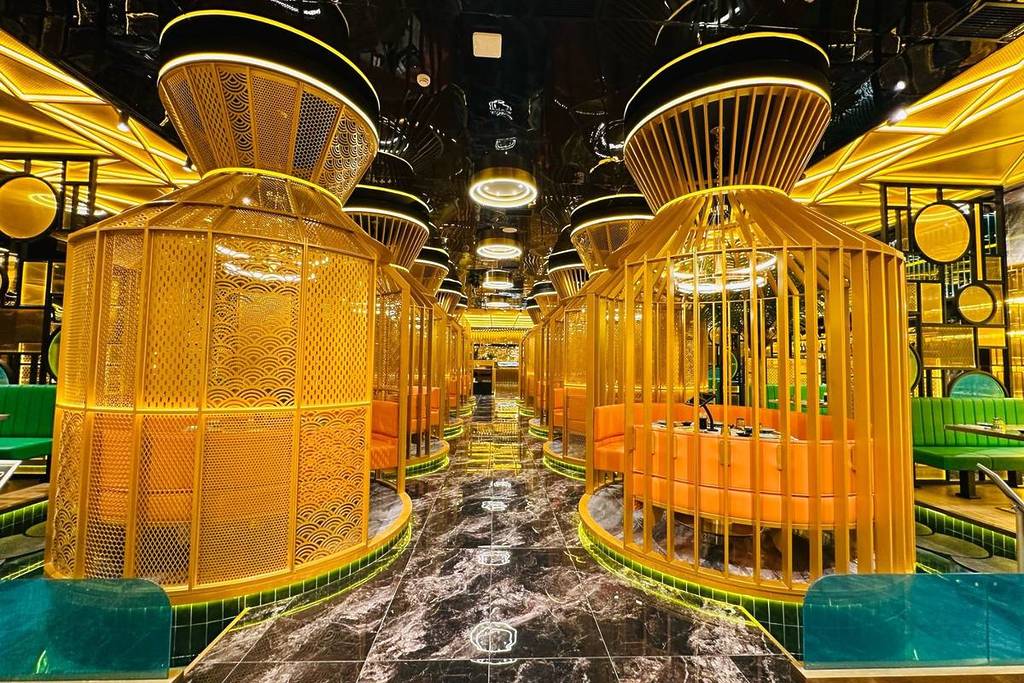A golden cage on the water and more than 200 dishes: the sushi buffet ...