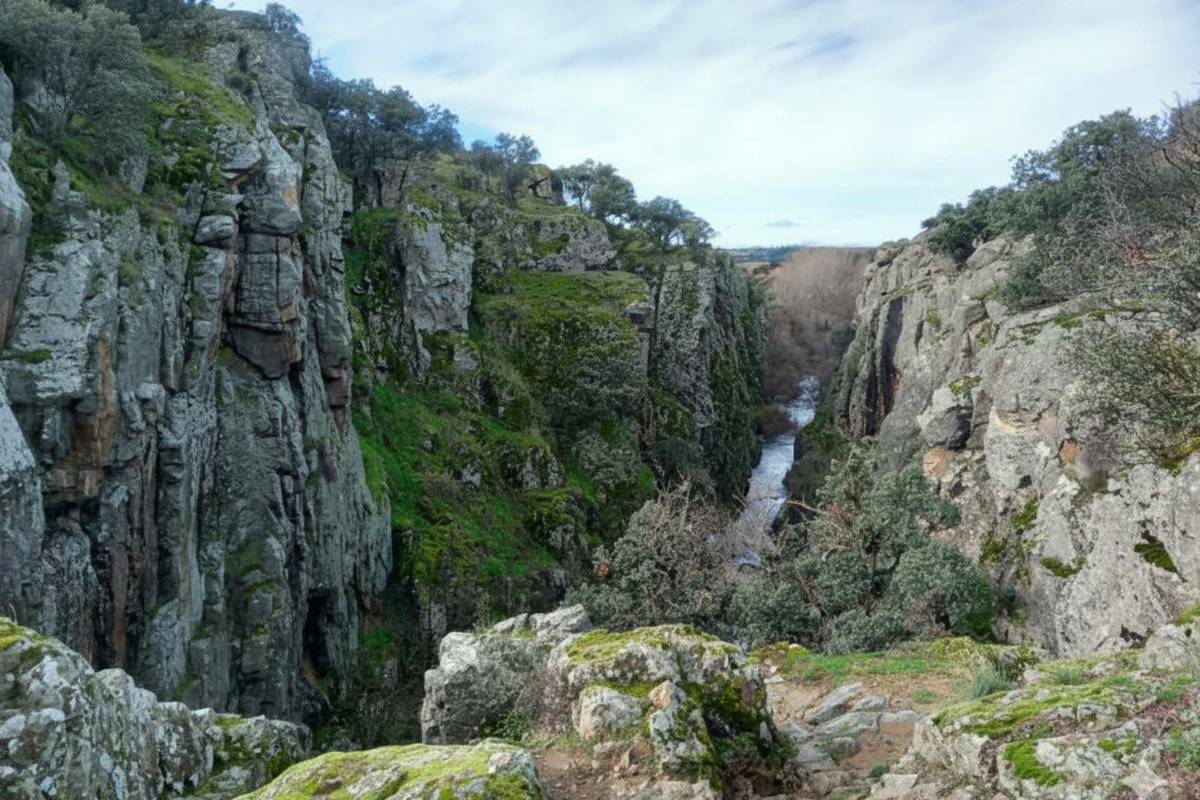 A un'ora da Madrid: il sentiero di Segovia che attraversa un canyon di ...