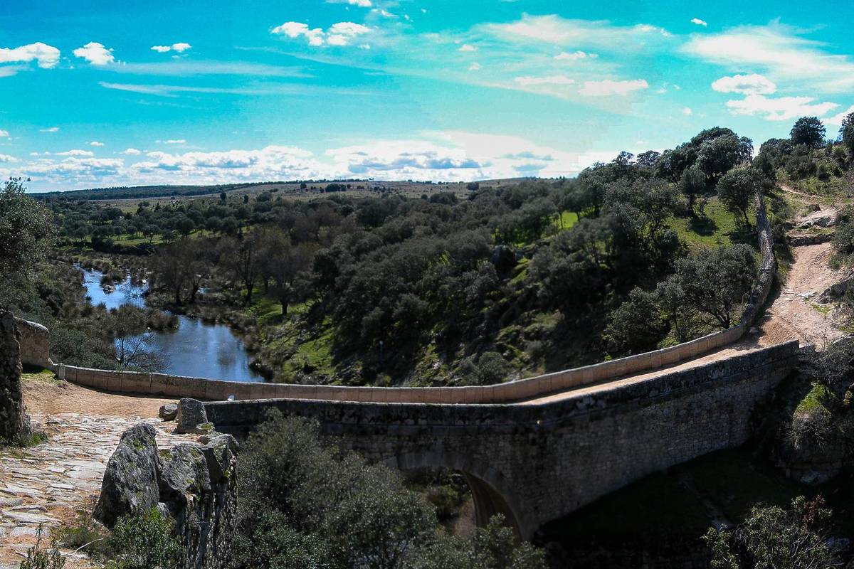1h from Madrid: the hidden bridge between mountains that enchants hikers and photographers