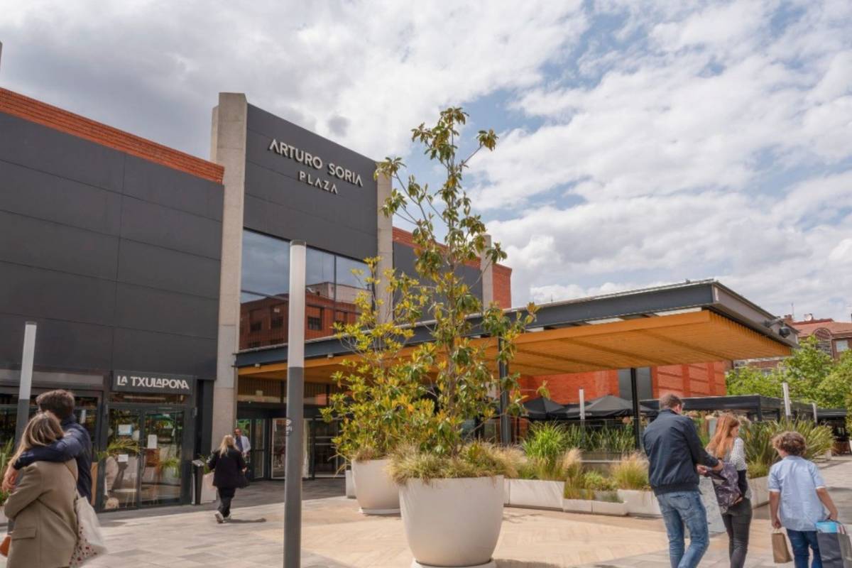 Burberry, Armani, and Levi's: Madrid's first vintage market with luxury ...