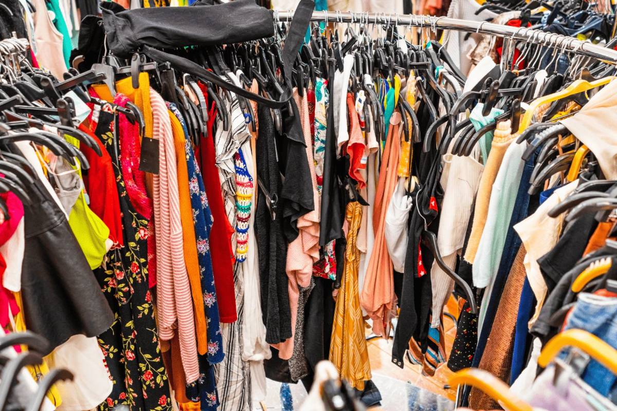 Better than any second-hand clothing store: the charity market with ...