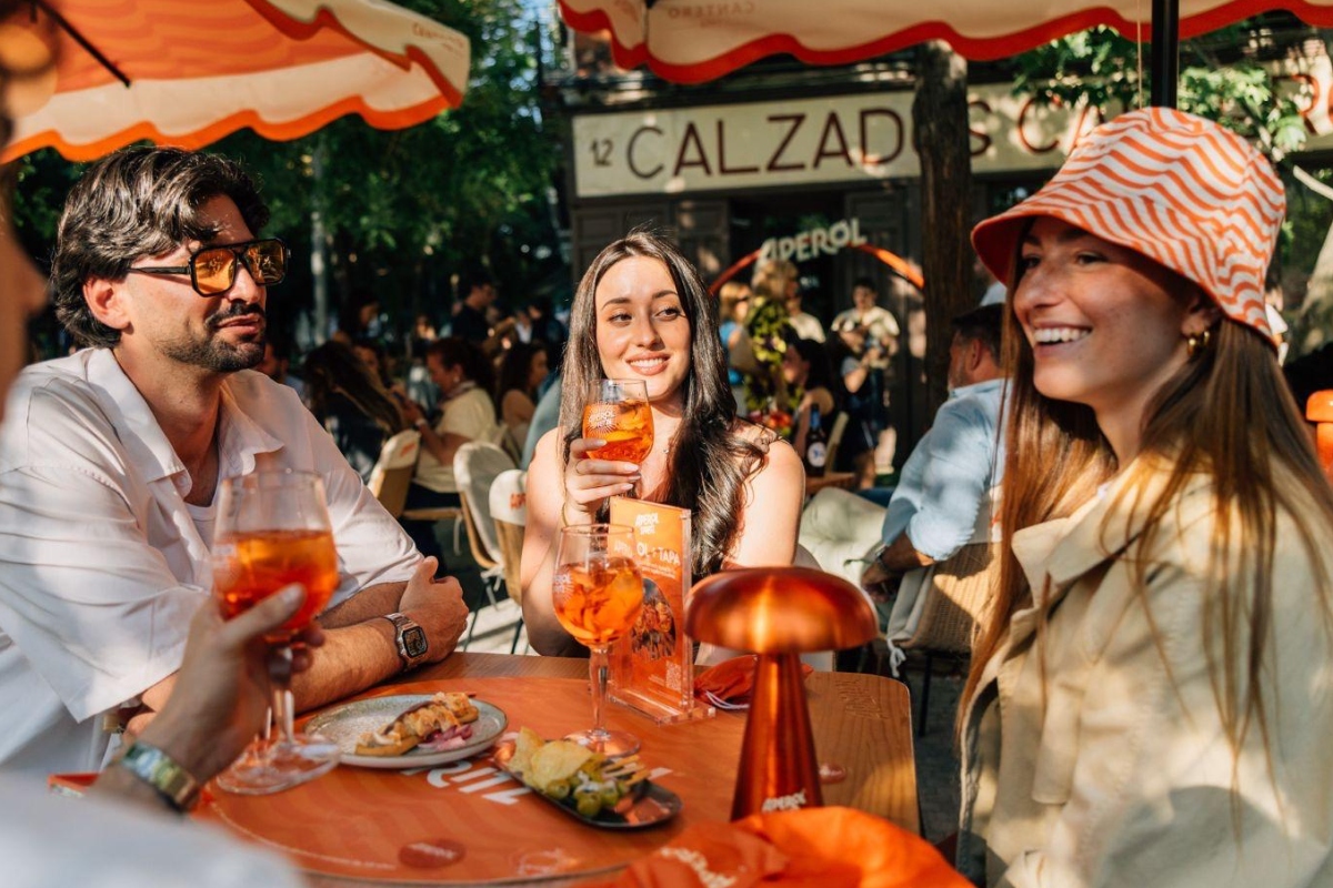 Plaza de Olavide turns orange with OlaVibe Fest by Aperol