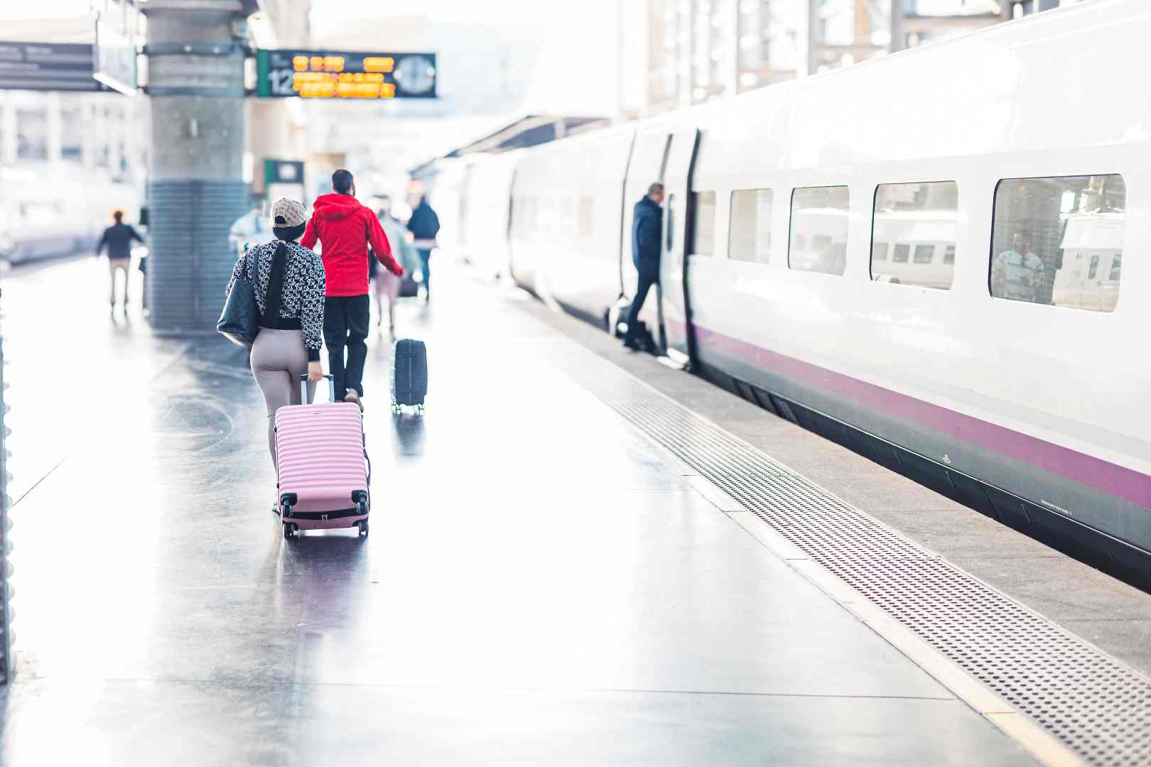 Descuentos de hasta el 90% en tren y autobús para viajar por España y ...