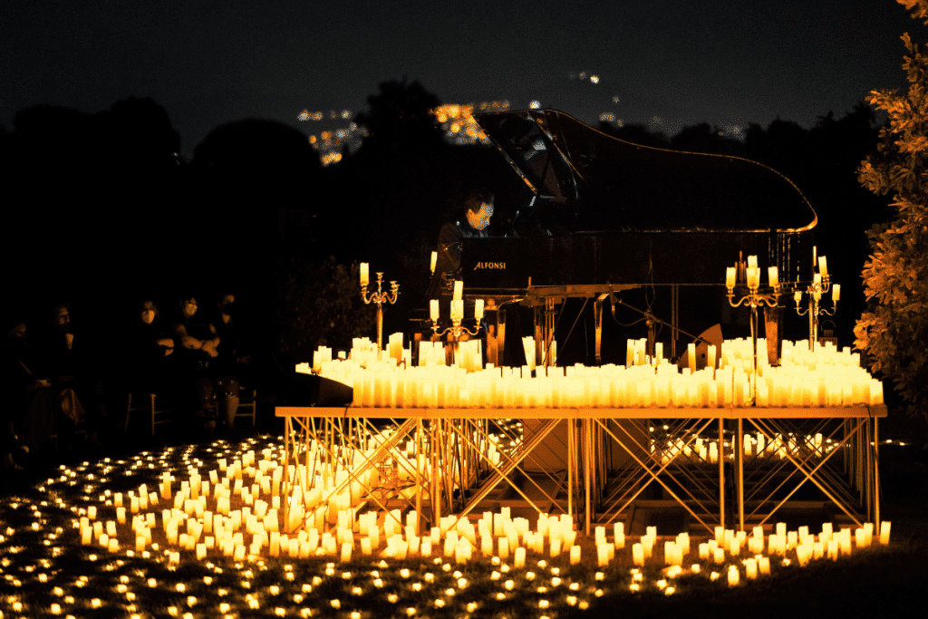 Candlelight Open Air : les concerts à la bougie en hommage à Chopin enchantent le Cloître de ...