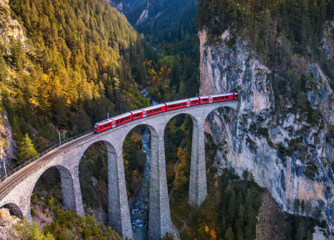 Ecco il Glacier Express, il treno panoramico tra i più belli d'Europa