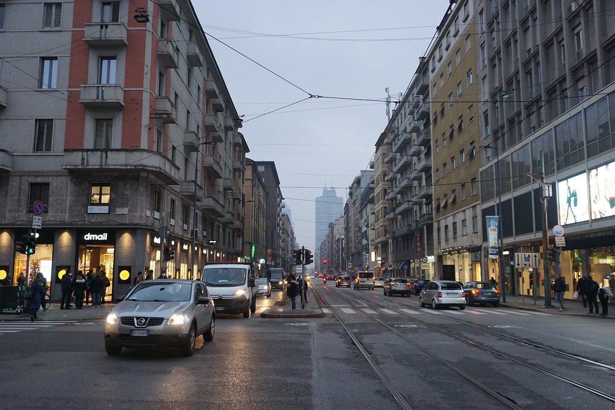 Milano è la 4º città più trafficata al mondo. Ecco quando non conviene ...