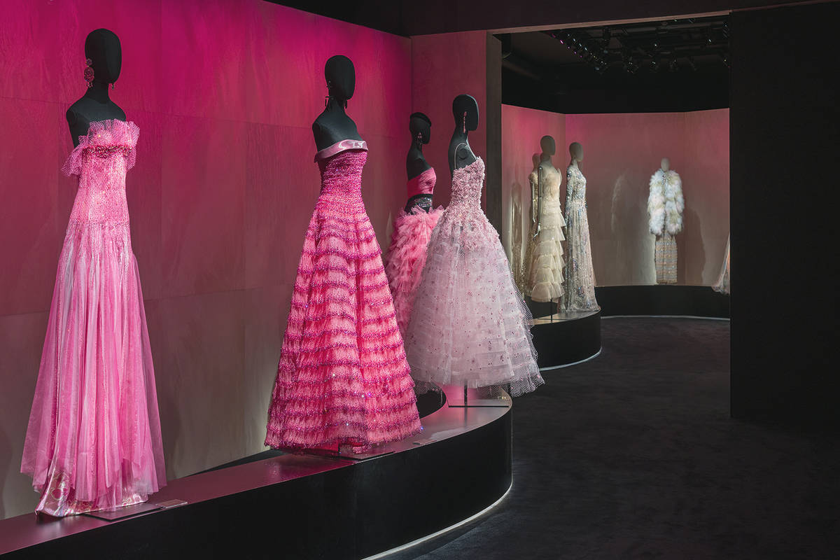Arriva a Milano la mostra che celebra l'alta moda di Giorgio Armani