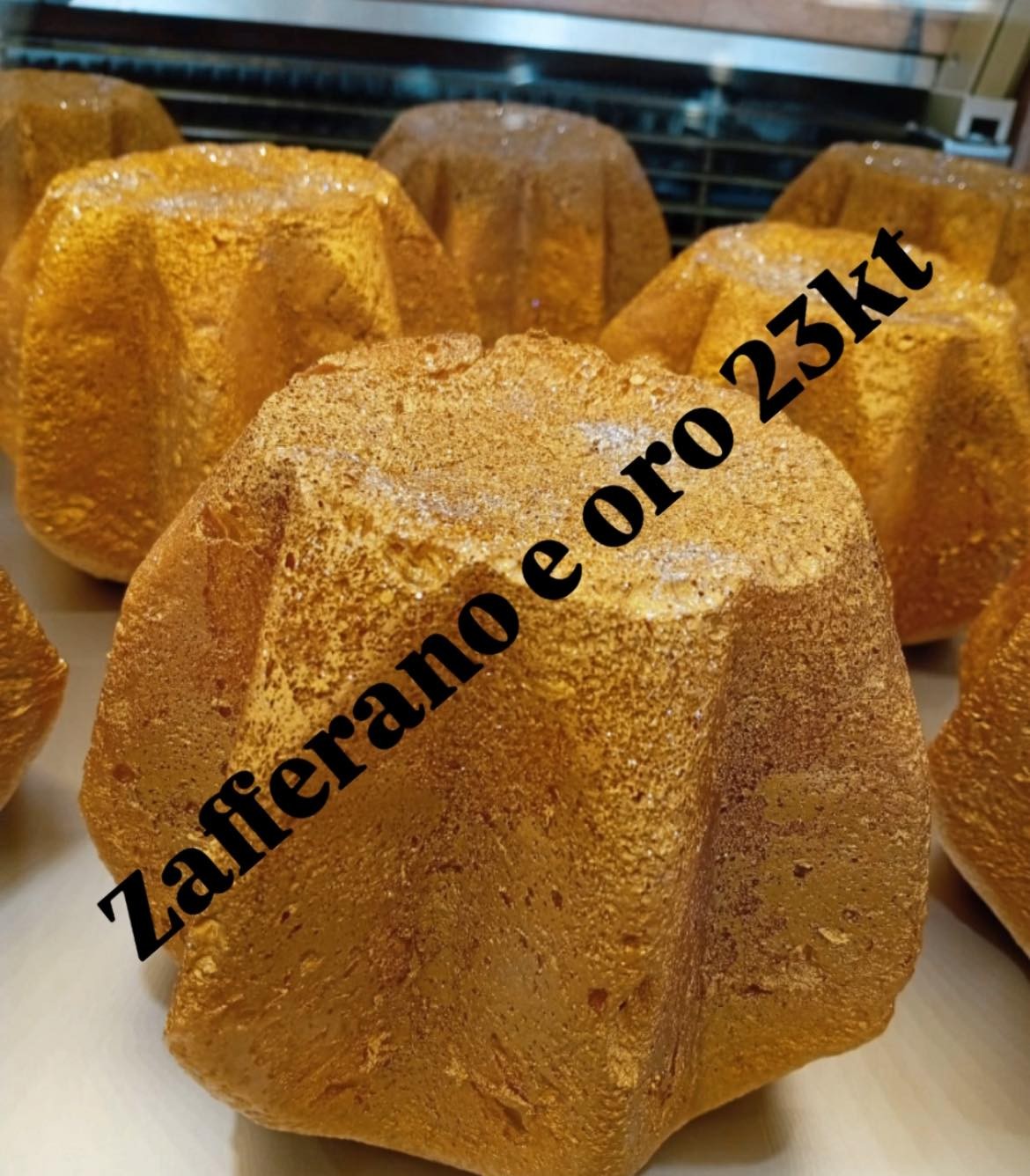 Costa 60 euro ed è ricoperto d'oro 23 carati: il pandoro più esclusivo ...