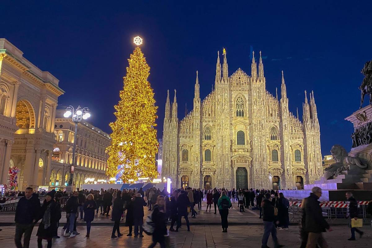 L'abete "olimpico" in Piazza Duomo e lo scintillante albero Lenovo in ...
