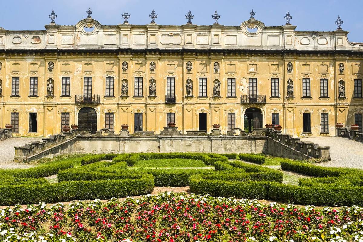 The little "Italian Versailles" is just 20 minutes from Milan: a regal ...