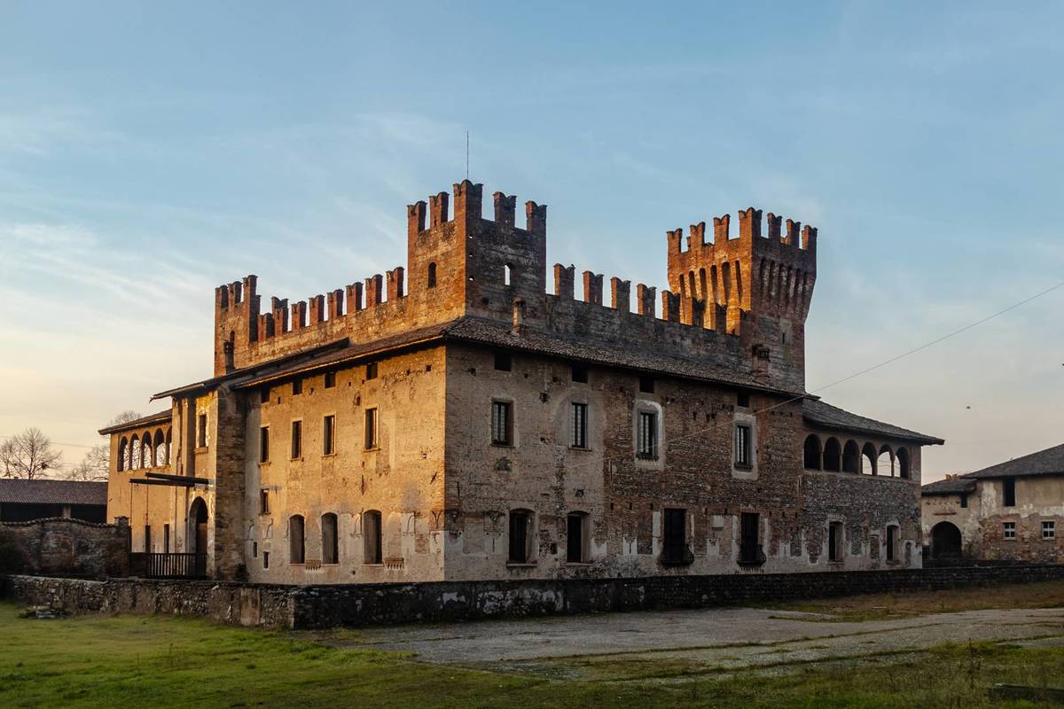 Dans ce château médiéval à une heure de Milan, vous pouvez vivre la vie ...