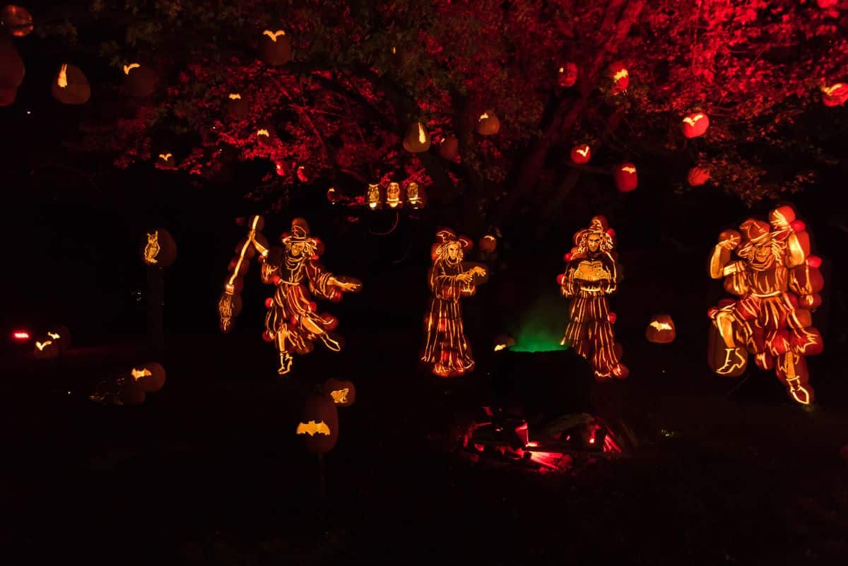 Visitez des milliers de citrouilles illuminées dans un village à moins ...