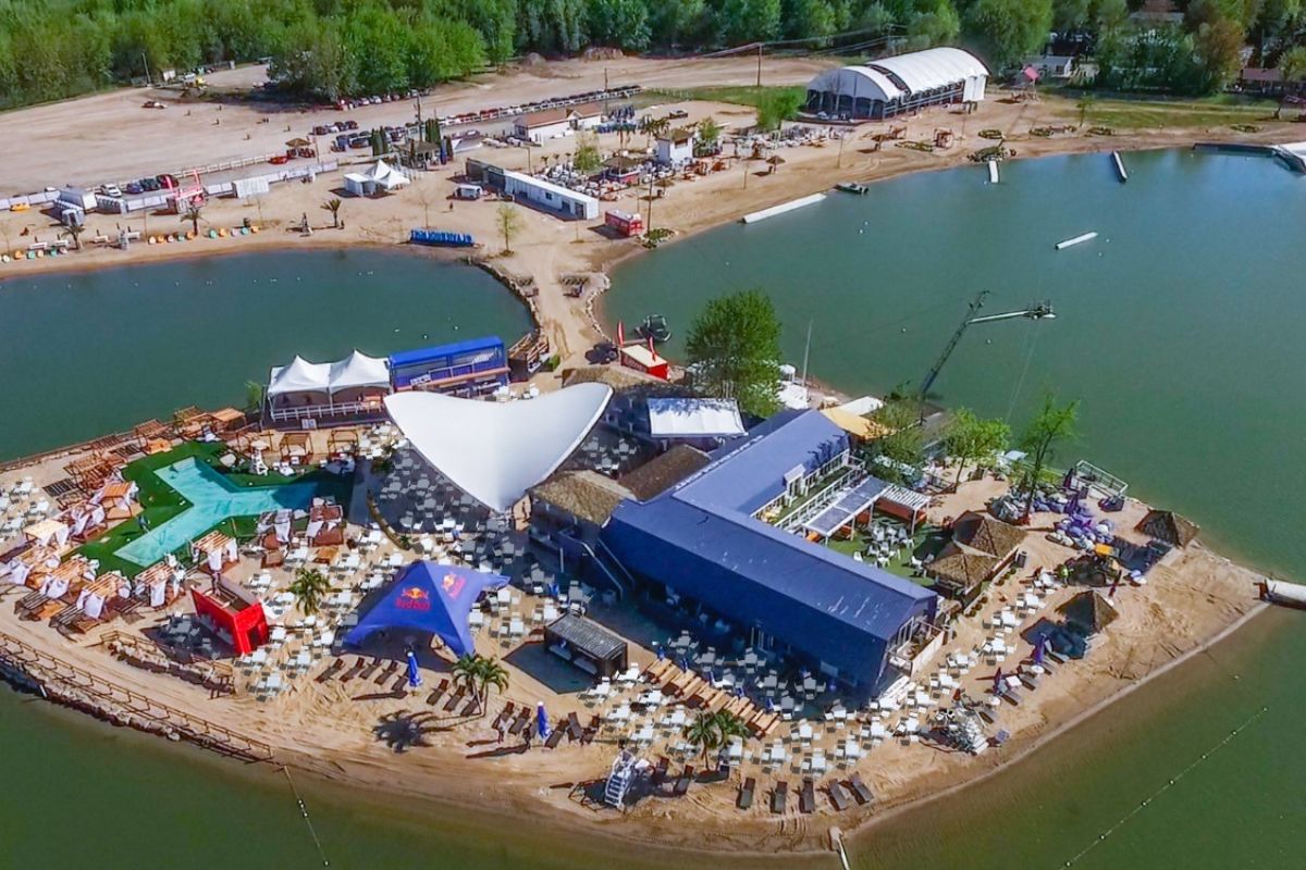 Cette plage a moins d'1h de Montréal est l'endroit parfait pour ...