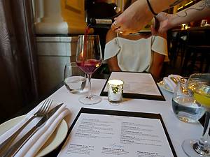 Un petit bout de Paris à Montréal - et la Brasserie 701 a un nouveau ...