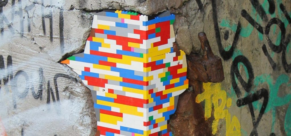 Street art : Il répare et colore les murs avec des Lego