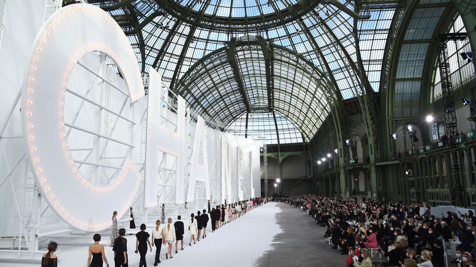 Chanel reproduit le célèbre panneau Hollywood au Grand Palais